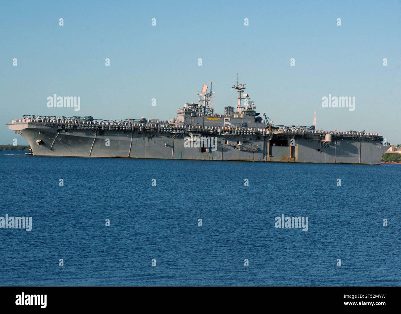 Navire d'assaut amphibie uss bonhomme richard lhd 9 Banque de ...