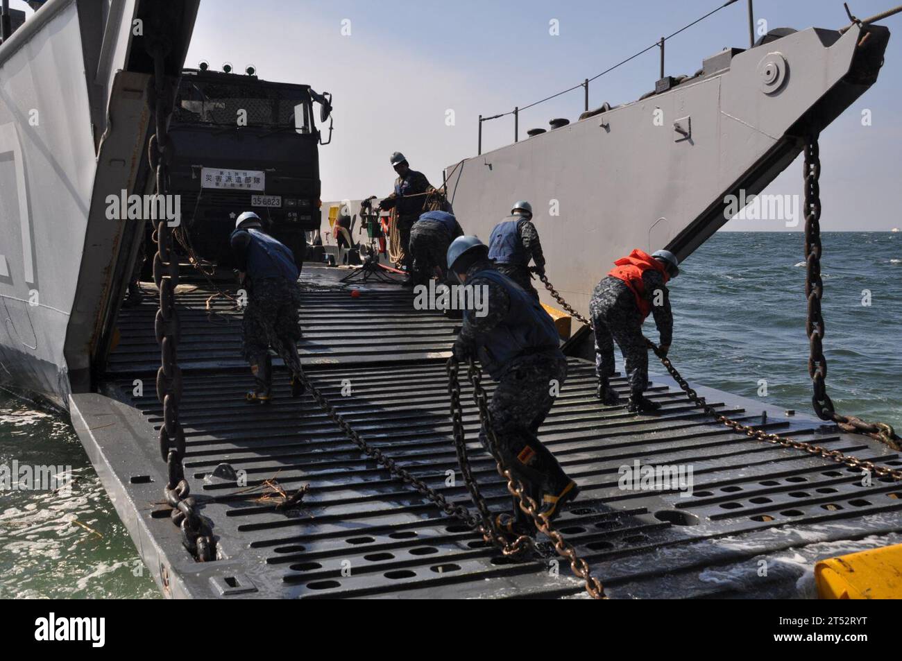 1103162348B-008 TOMAKOMAI Ko, Japon (16 mars 2011) des marins ...