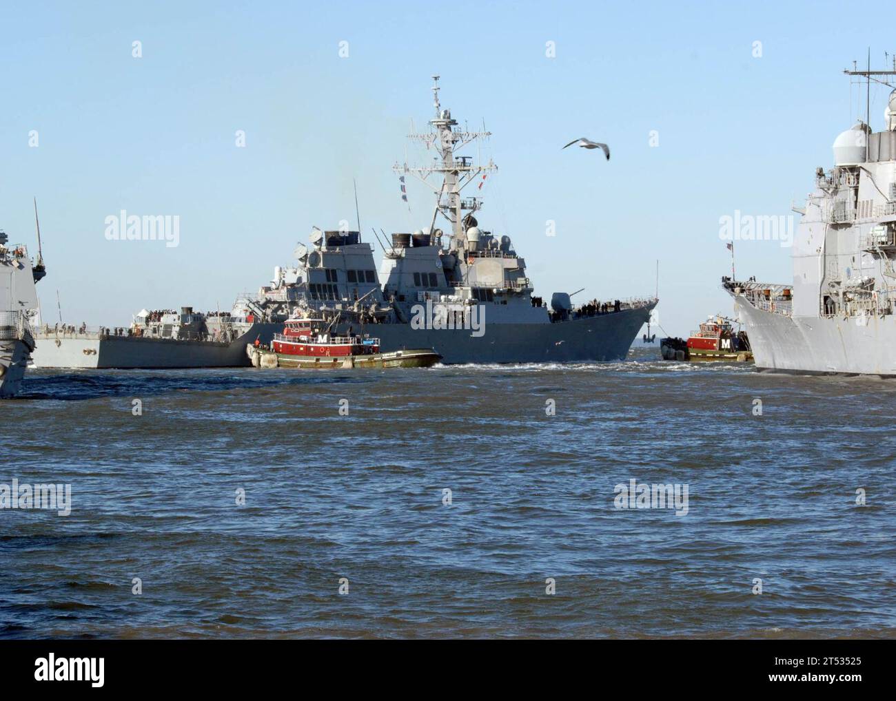 1012155292M-173 NORFOLK (15 décembre 2010) les Tugboats éloignent le ...