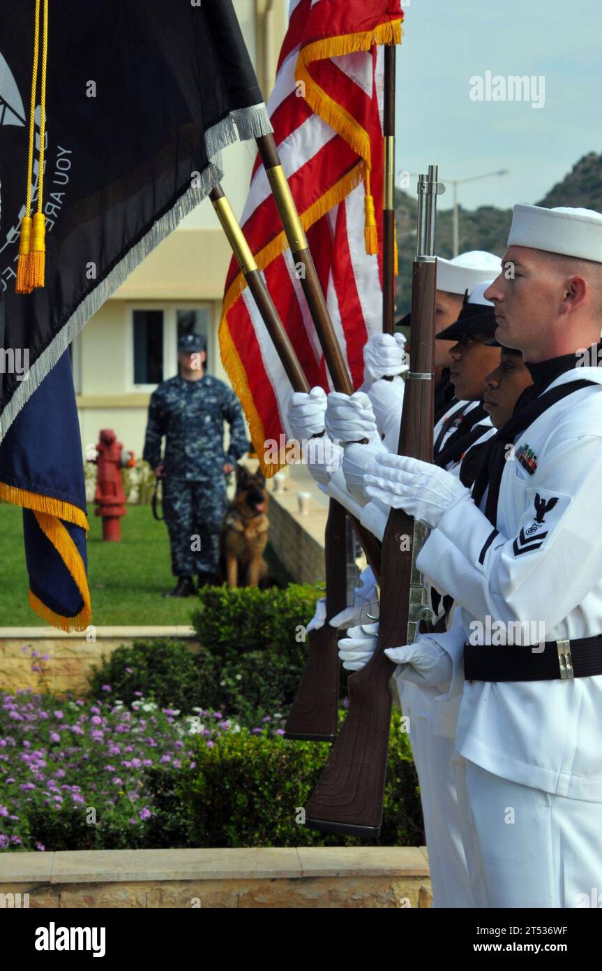 110603MO201-022 SOUDA BAY, Grèce (3 juin 2011) les marins affectés à l ...