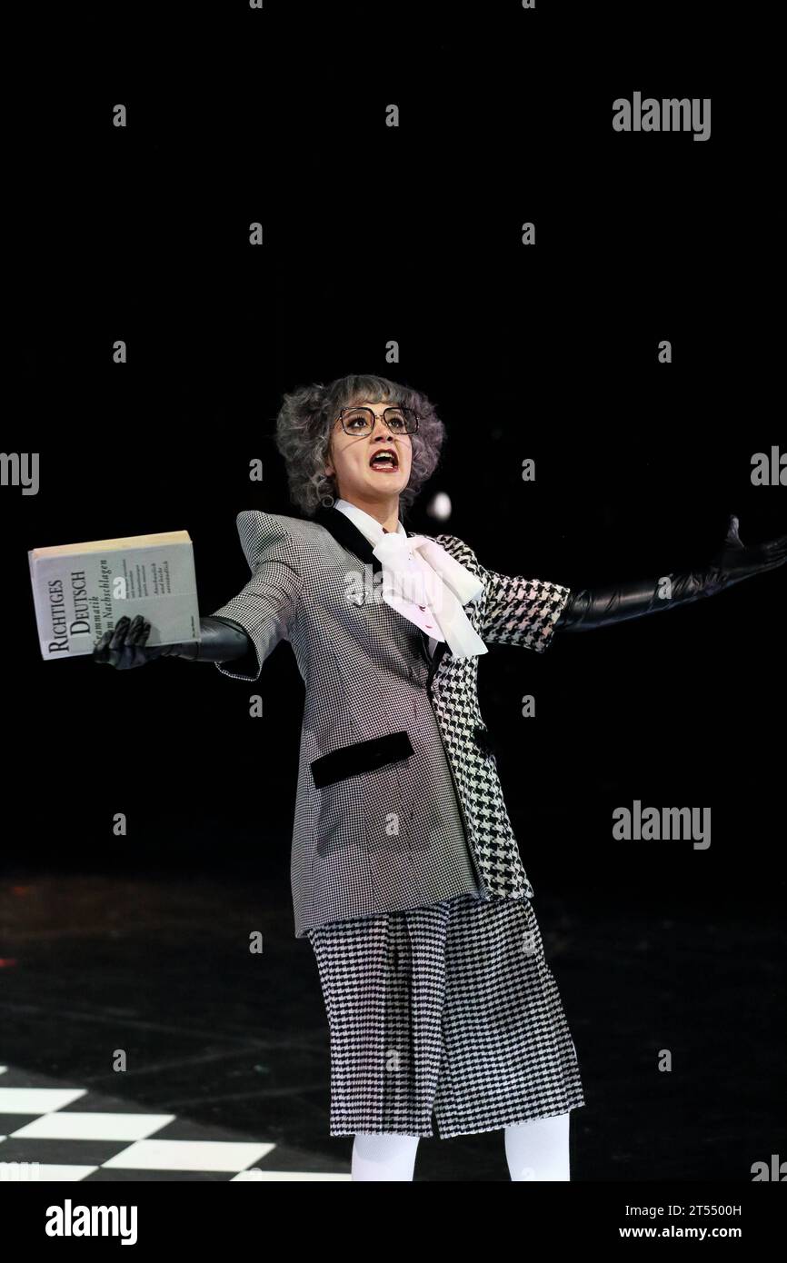 Katrija Lehmann als Miss Prism während der Fotoprobe für das Stück ...