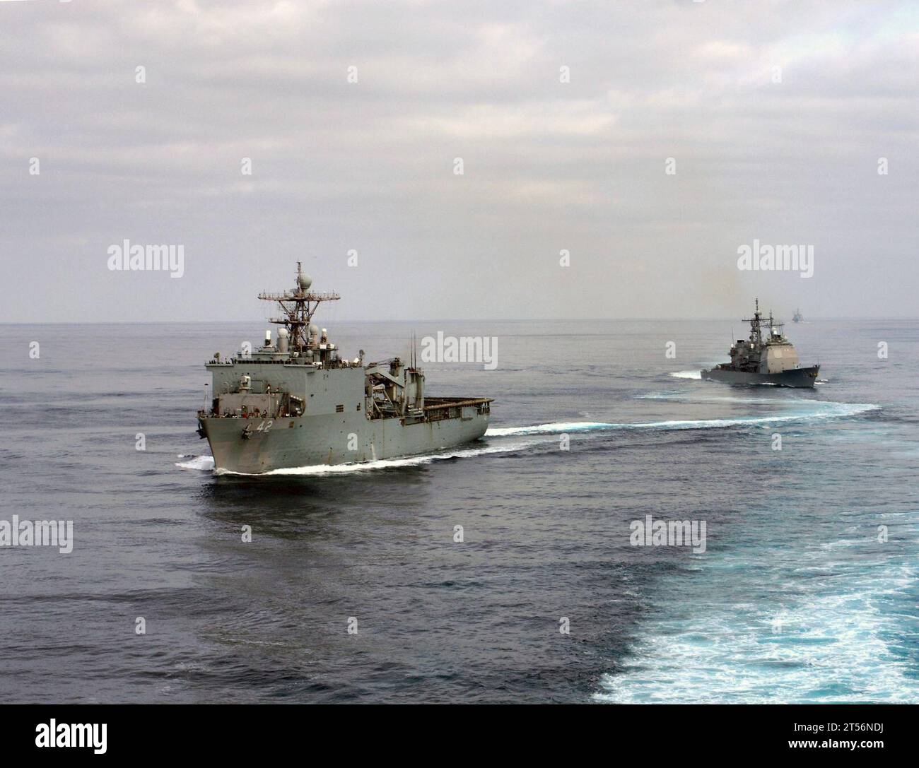 Amphibious assault ship uss tarawa lha1 battle group Banque de photographies et d’images à haute ...