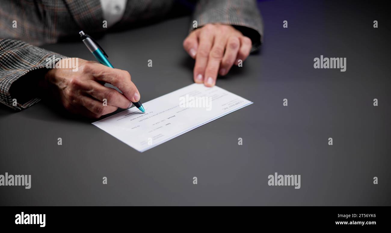 Un cheque pour le retrait Banque de photographies et d’images à haute ...