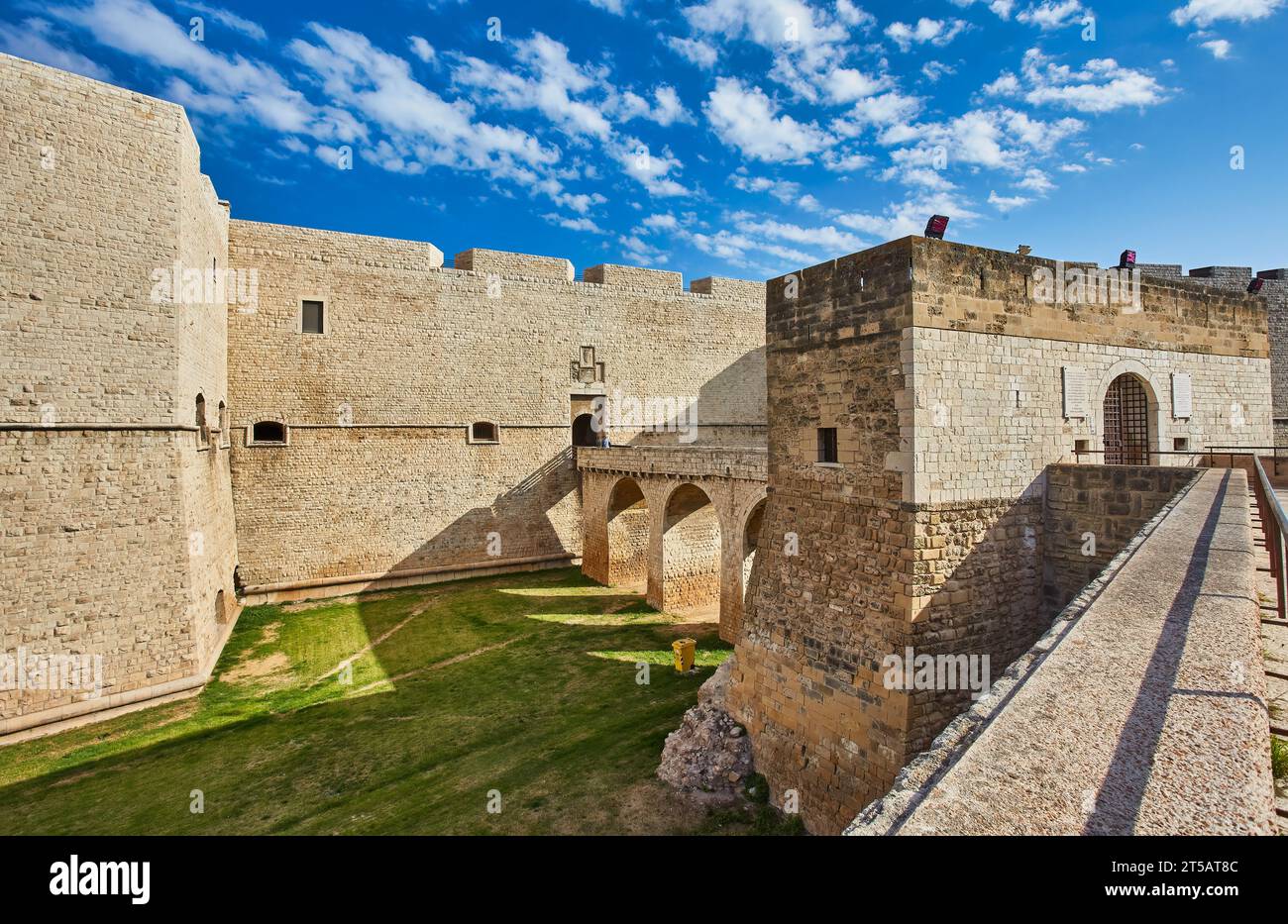 La magnifique basilique romane de la cathédrale de San Nicola ...