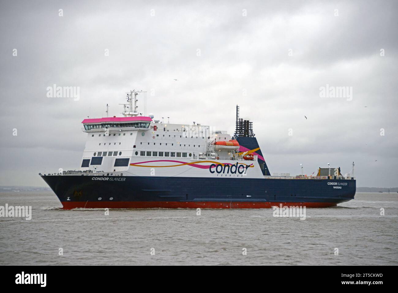 Le CONDOR ISLANDER DE CONDOR débarque depuis le chantier naval CAMMELL ...
