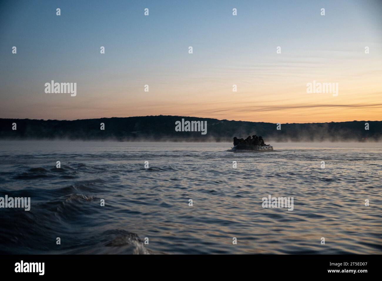 Les soldats traversent le lac Belton sur un bateau Zodiac pendant ...
