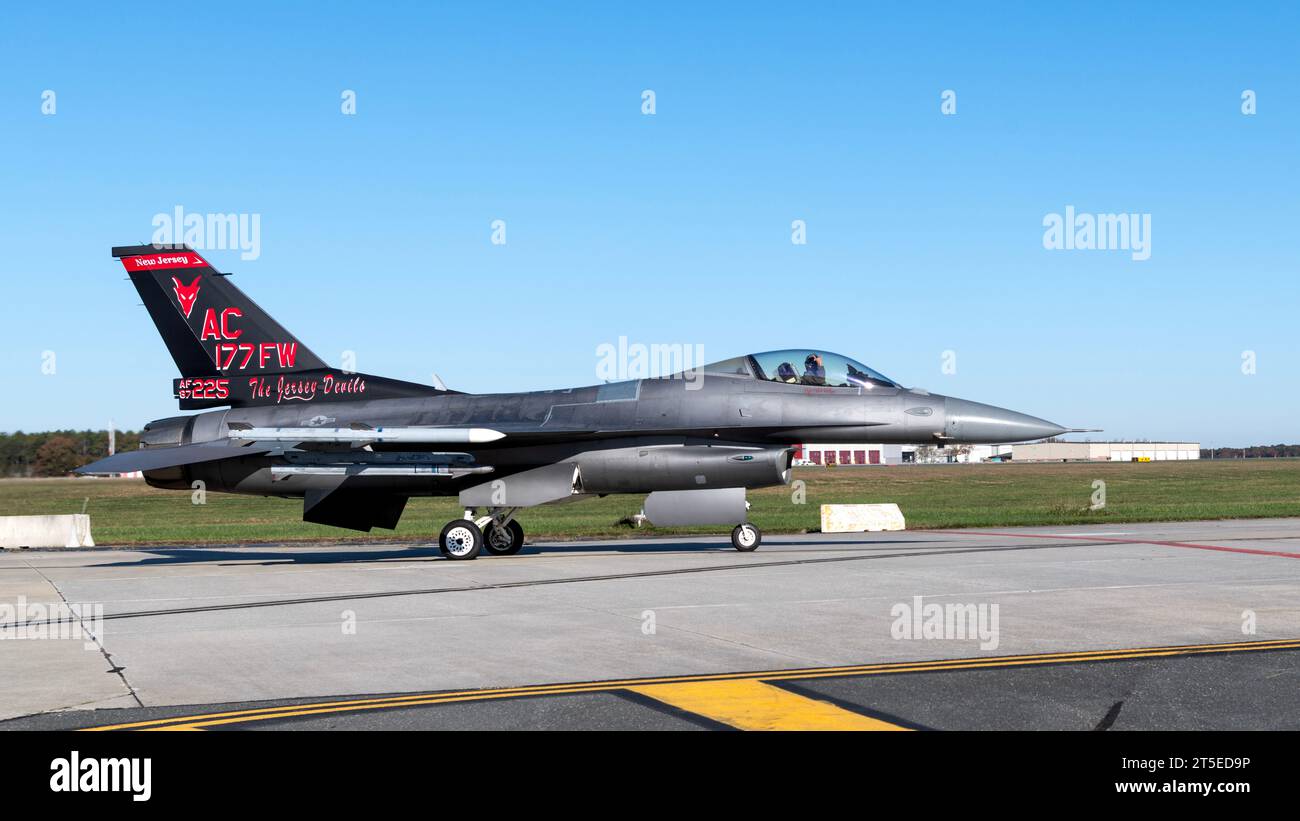 Derek Routt, commandant de la 177th Fighter Wing, se prépare pour un ...