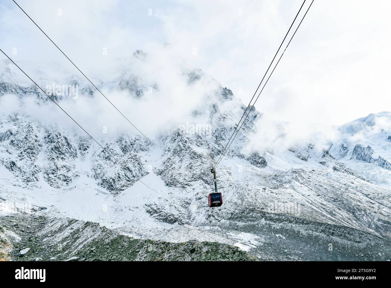 Mont blanc Bergmassiv Blick am 22. Oktober 2023 auf die Seilbahn aiguille du midi im Bergmassiv ...