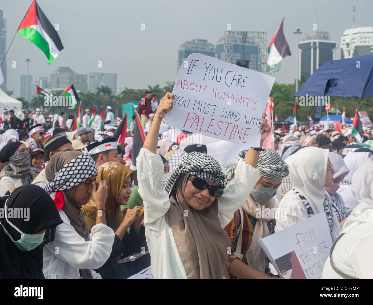 Jakarta, Indonésie. 05 novembre 2023. Les Indonésiens brandissent des drapeaux palestiniens ...