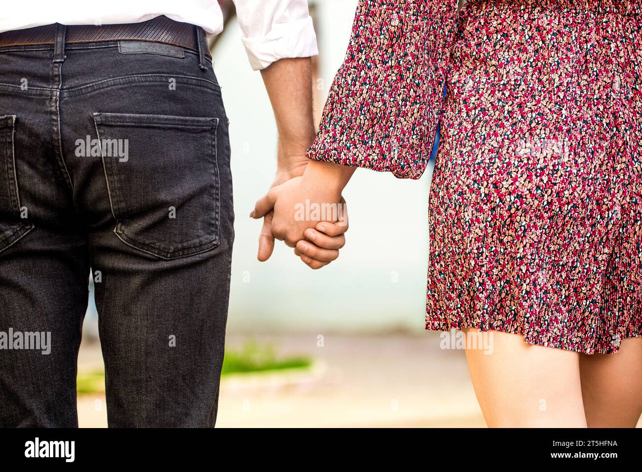 Couple tenant la main. Couples tenant la main. Jeune couple amoureux ...