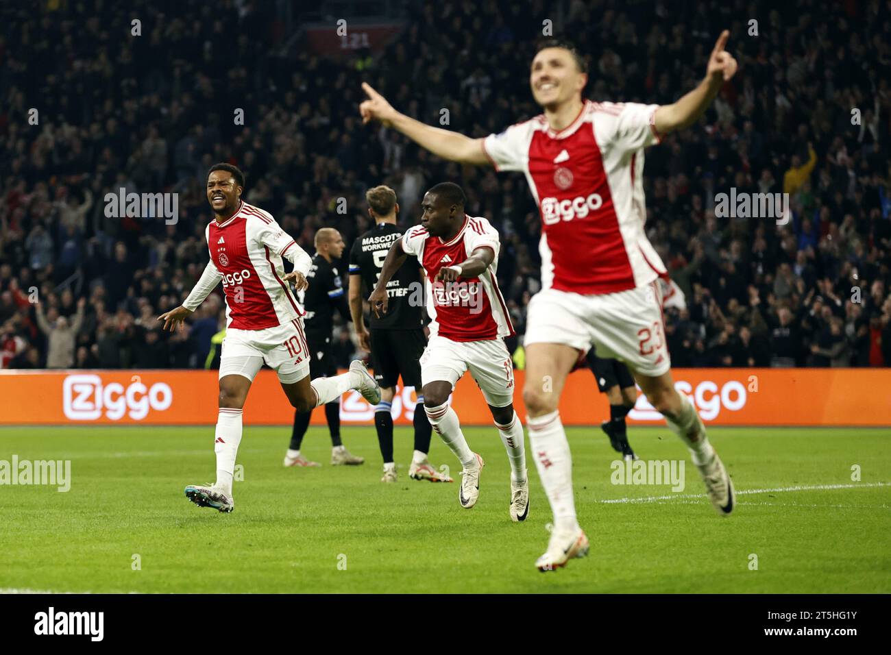 AMSTERDAM - (de gauche à droite) Chuba Akpom d'Ajax, Carlos Forbs d ...