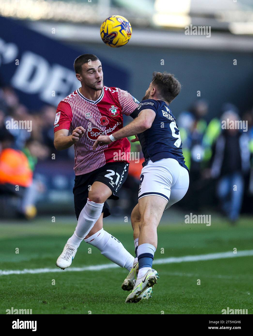 Taylor Harwood-Bellis de Southampton (à gauche) et Tom Bradshaw de Millwall se battent pour le ...