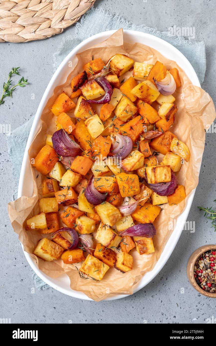 Légumes cuits au four sur une plaque de cuisson. Citrouille cuite au ...