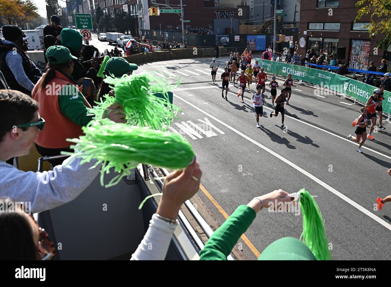 Les foules acclament les coureurs lors du marathon TCS de New York le 5 ...