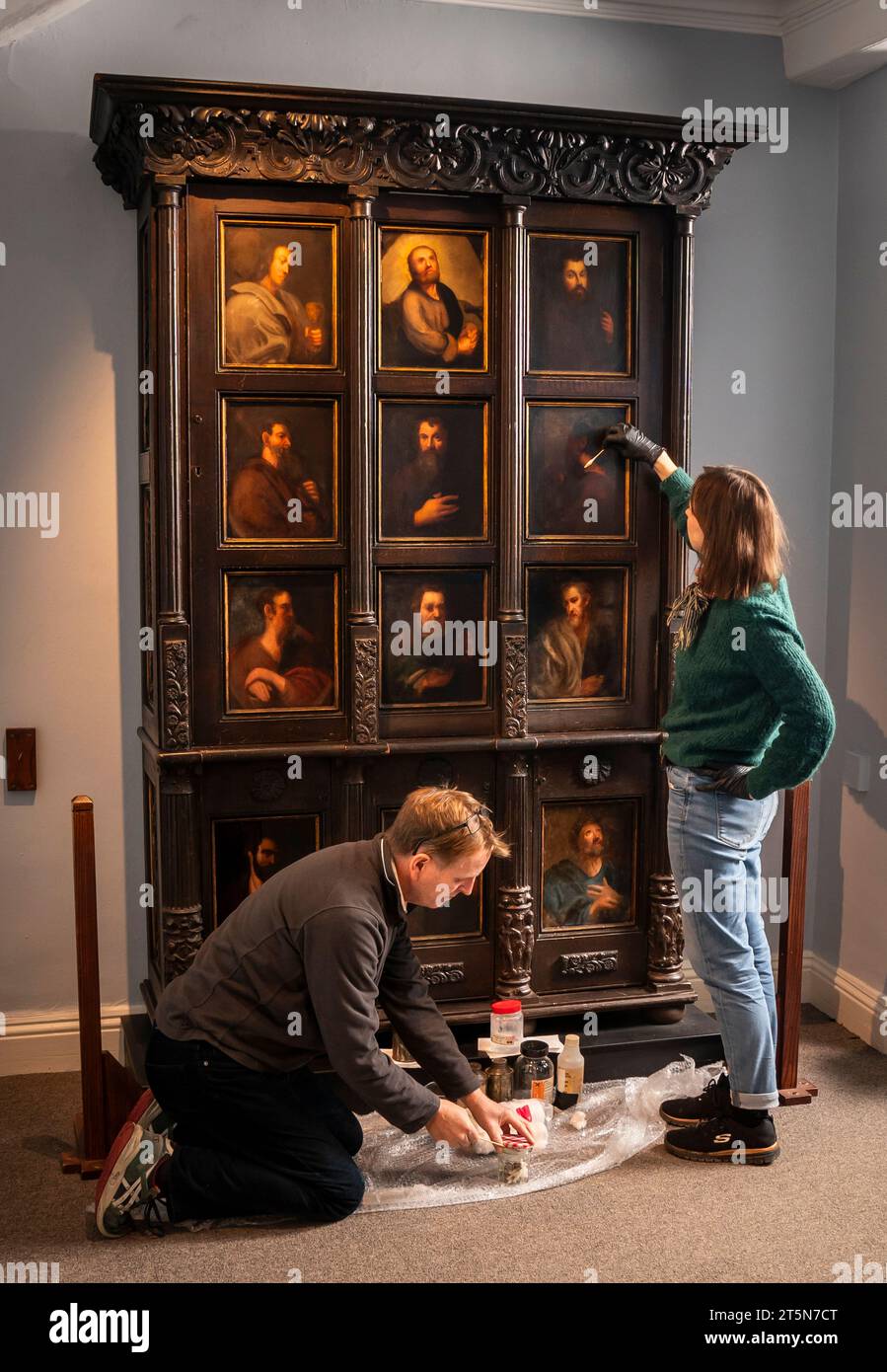 Les conservateurs David Everingham et Alison Aynesworth travaillent à ...