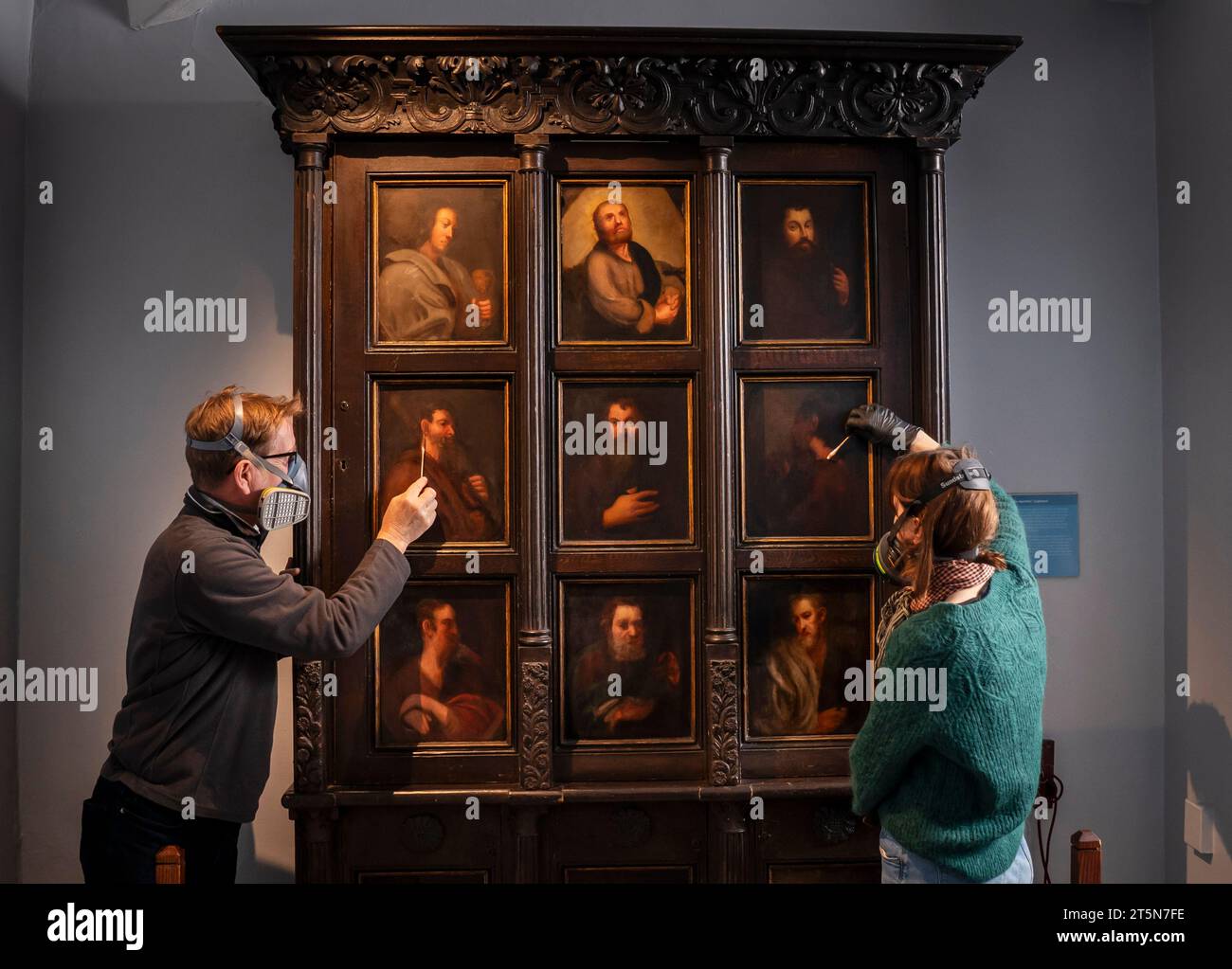 Les conservateurs David Everingham et Alison Aynesworth travaillent à ...