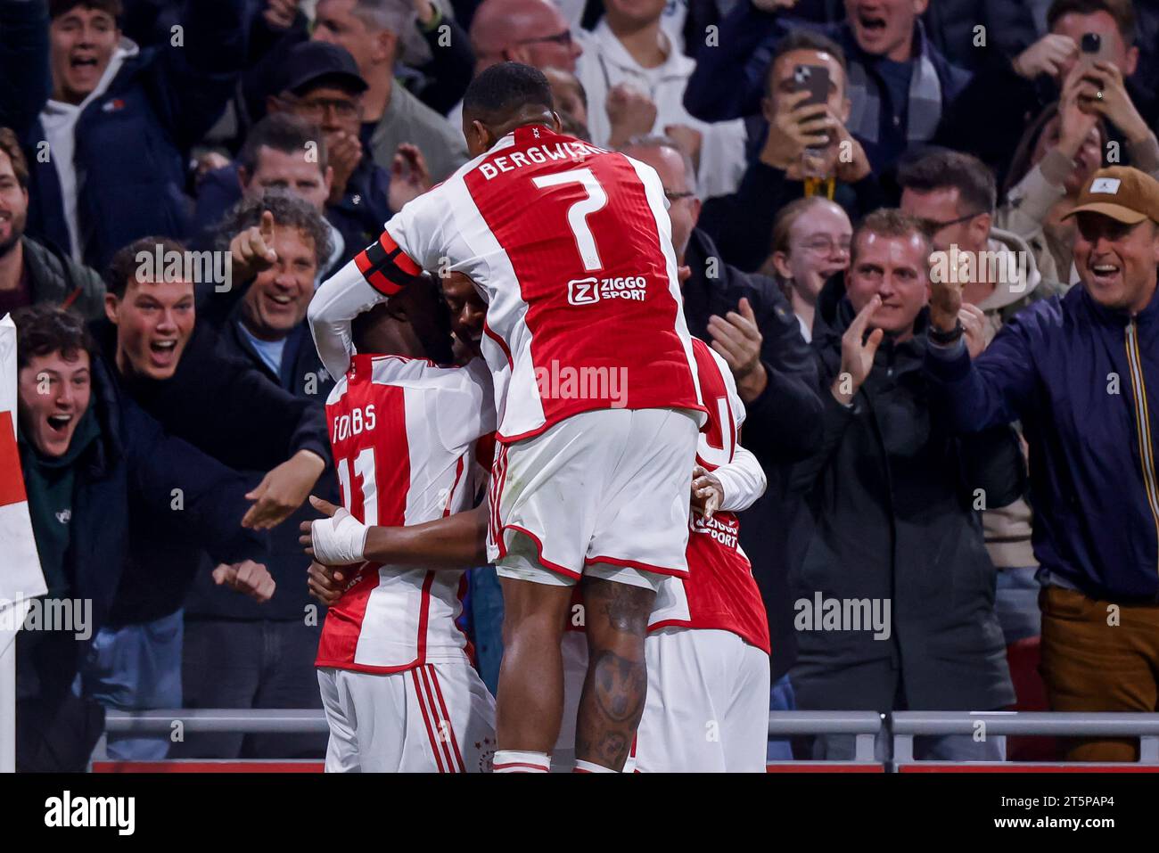 Jubelt mit seiner mannschaft nach dem treffer zum 3 Banque de ...