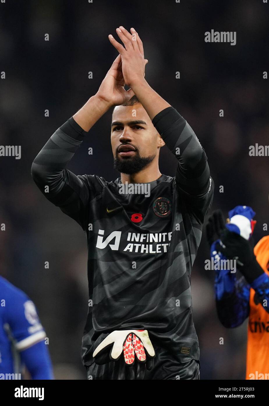 Le gardien de Chelsea Robert Sanchez après le coup de sifflet final ...