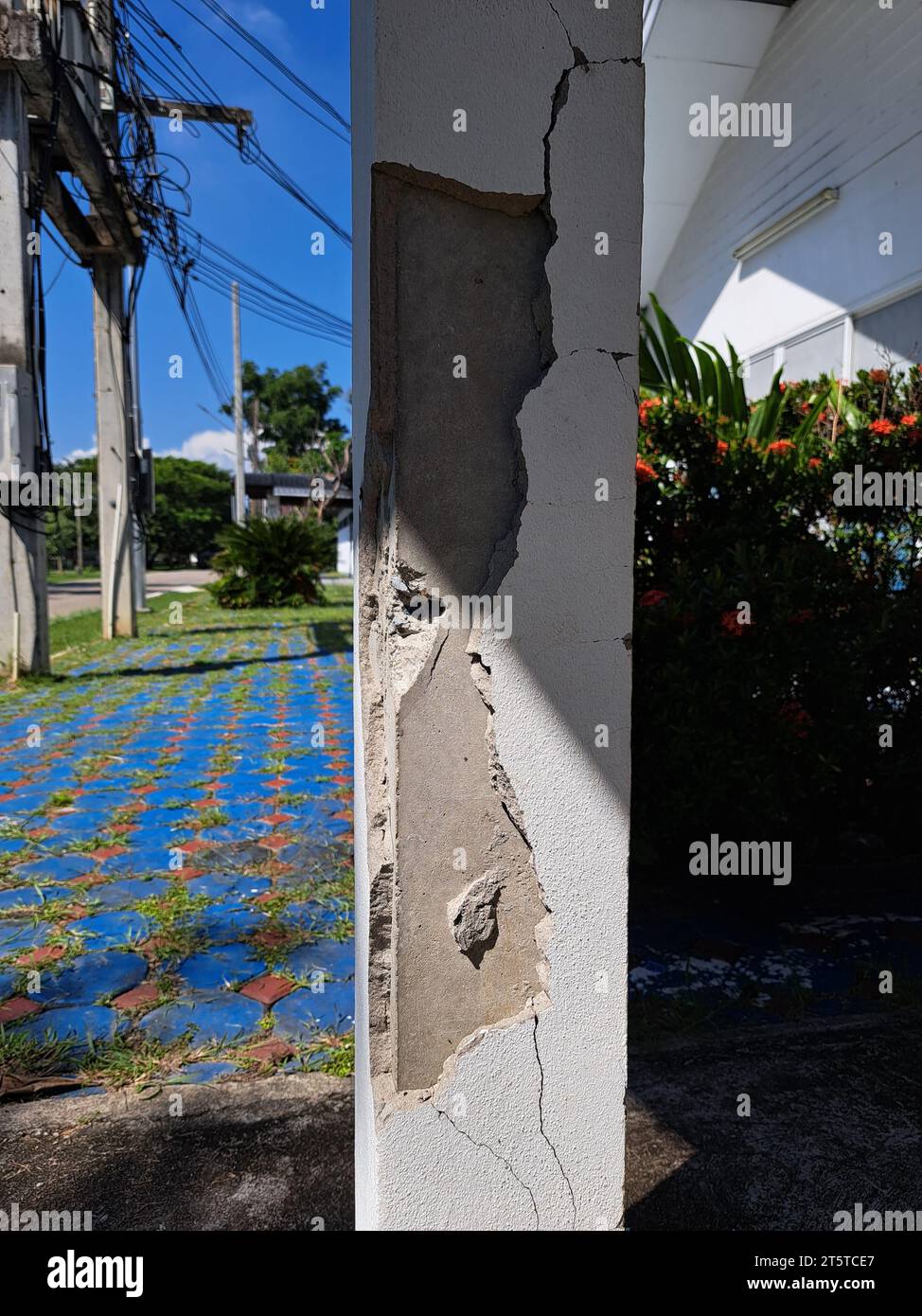 Fissures dans les piliers endommagés du bâtiment. Pilier en béton ...