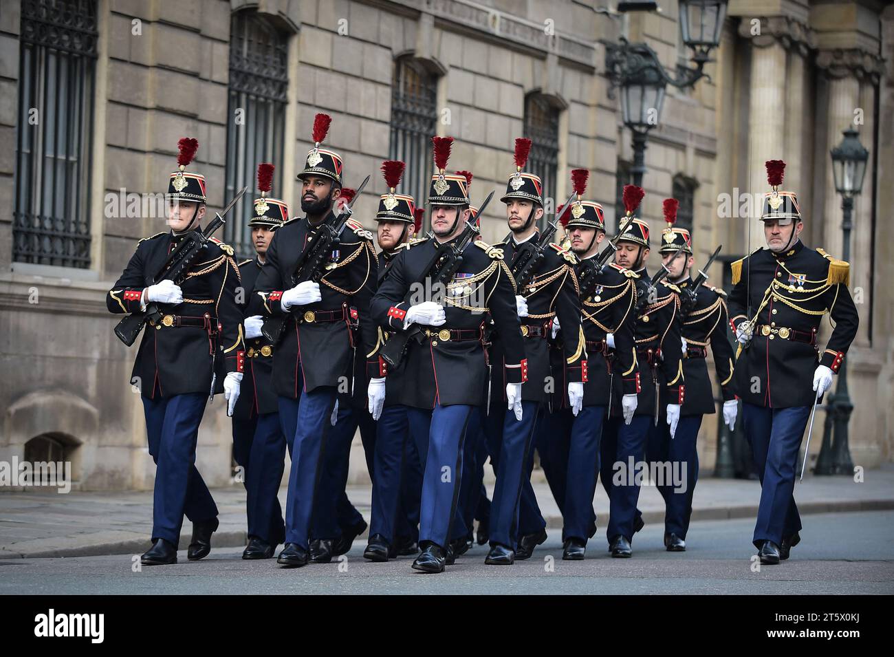 Des membres de la Garde républicaine française défilent lors de la ...