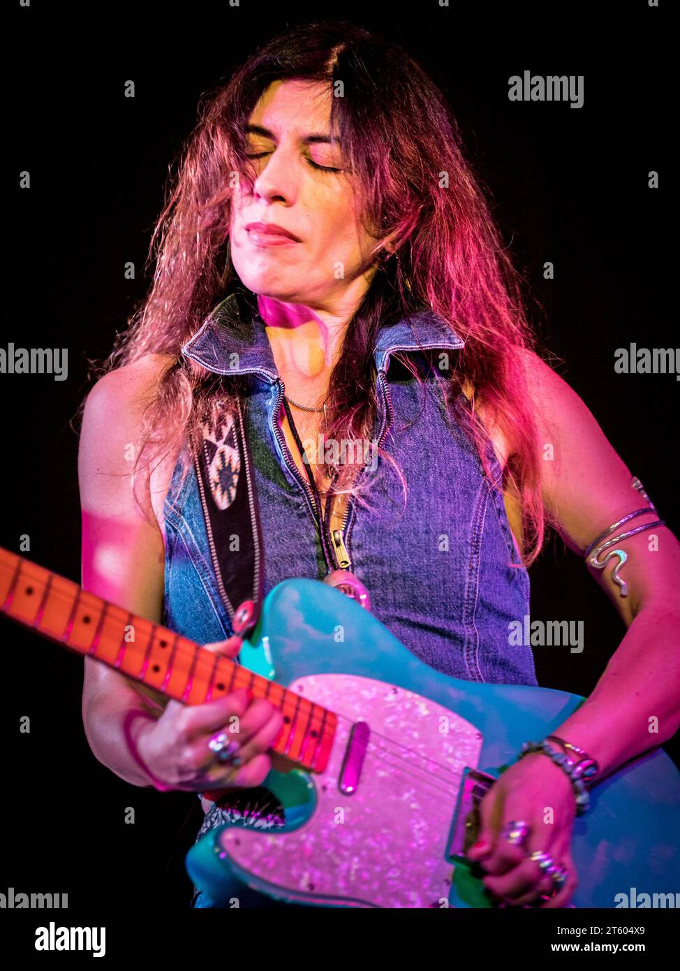 Chant et guitare Banque de photographies et d’images à haute résolution ...