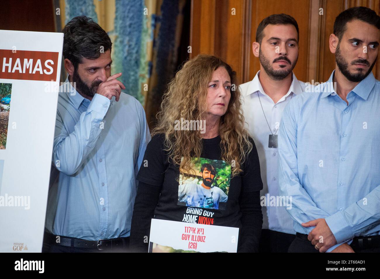 Doris Liber, deuxième à partir de la gauche, mère de l'otage du Hamas ...