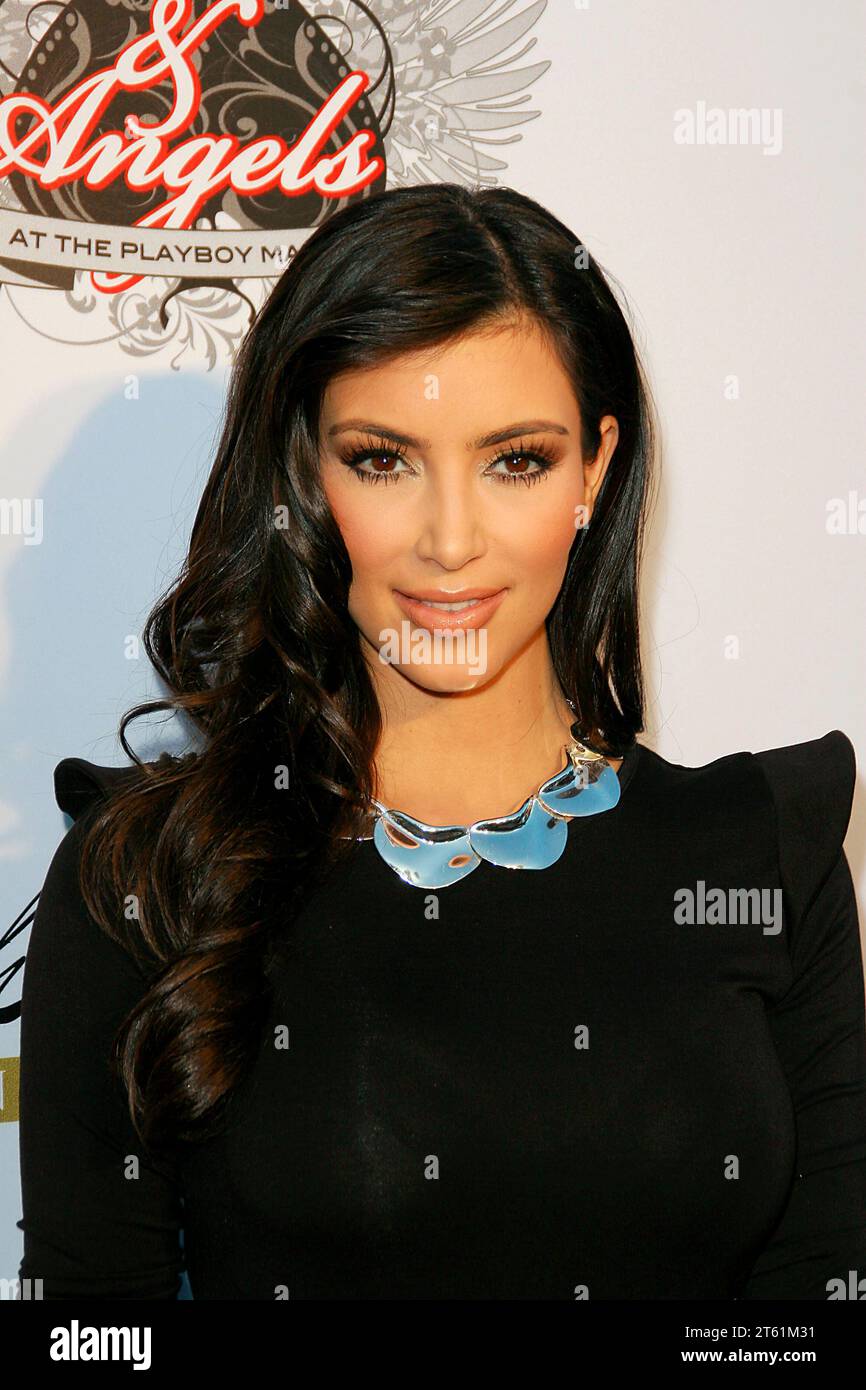 Kim Kardashian au Aces and Angels Celebrity Poker au Playboy Mansion ...