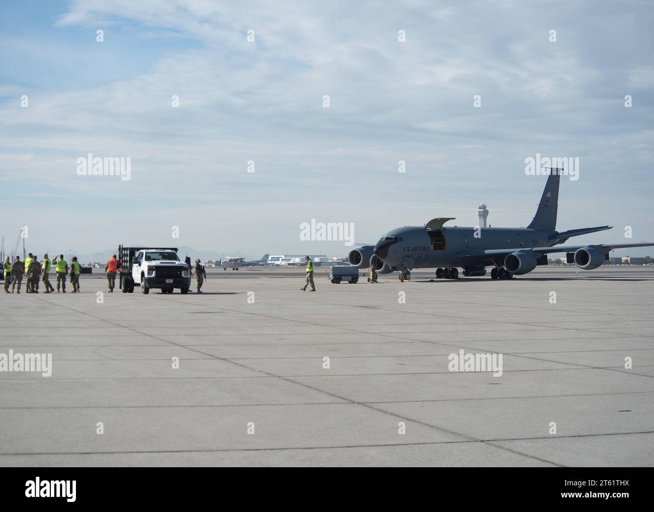Les aviateurs de la maintenance de la 151e Escadre aux côtés de l ...