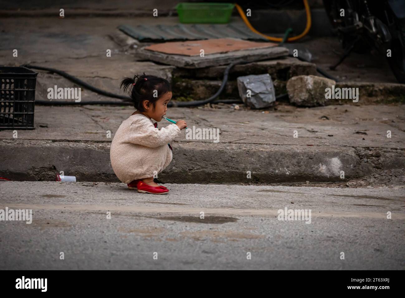 Enfant qui joue dans la rue Banque de photographies et d’images à haute ...