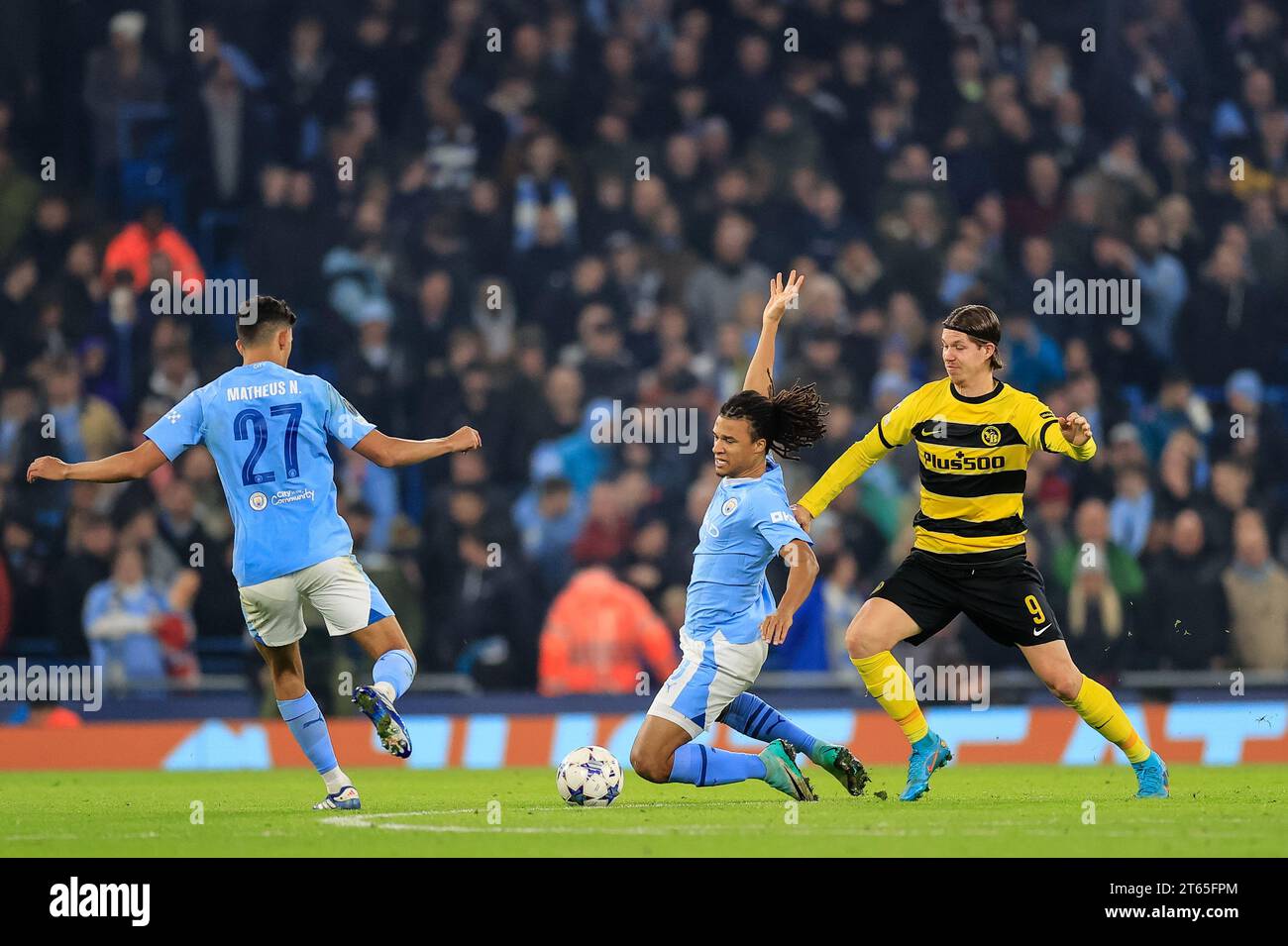 Nathan Aké #6 de Manchester City se termine sur le sol après un ...