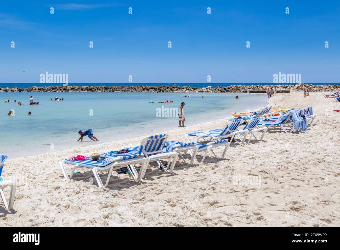Passagers de navires de croisière nageant et jouant sur la plage d ...