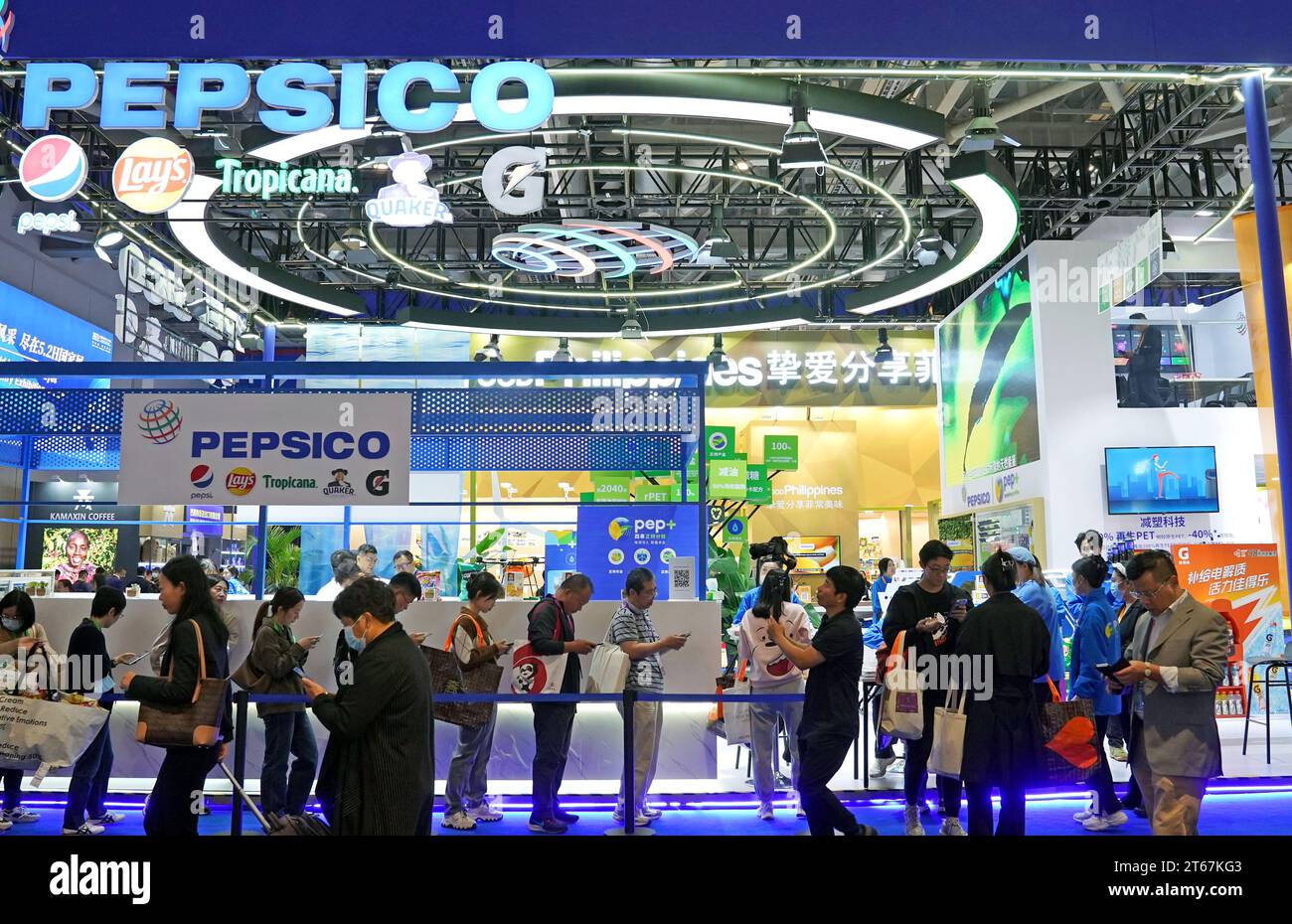 Shanghai. 8 novembre 2023. Les visiteurs font la queue au stand PepsiCo à la 6e China ...