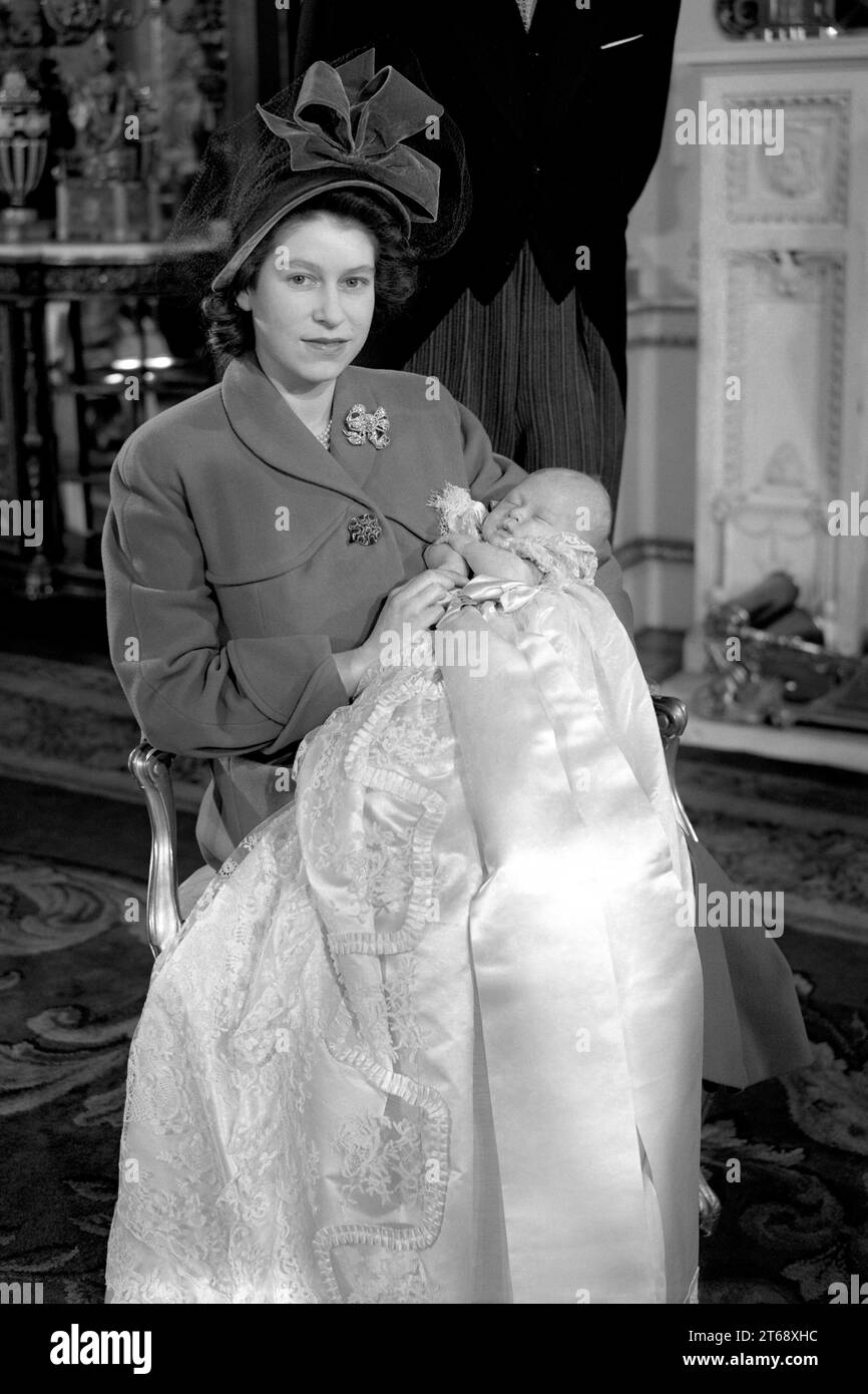 Photo du dossier datée du 15/12/1948 de la princesse Elizabeth tenant ...