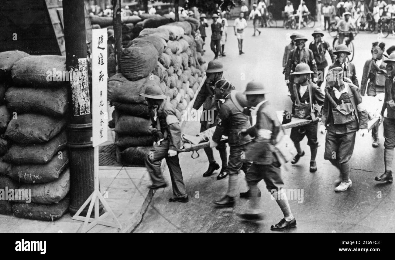 Military medical drill Banque d'images noir et blanc - Alamy