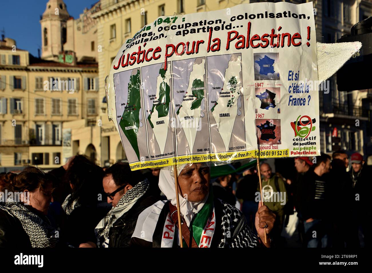 Un manifestant tient une pancarte pendant la manifestation contre la ...