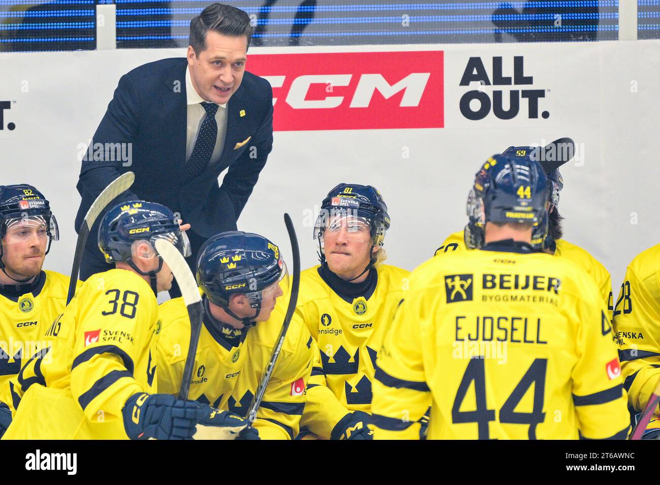 L'entraîneur-chef de la Suède Sam Hallam parle aux joueurs lors de l ...