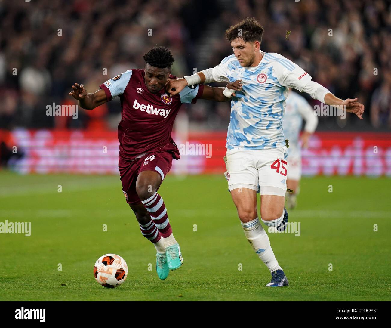 Mohammed Kudus de West Ham United (à gauche) et Panagiotis Retsos de l ...