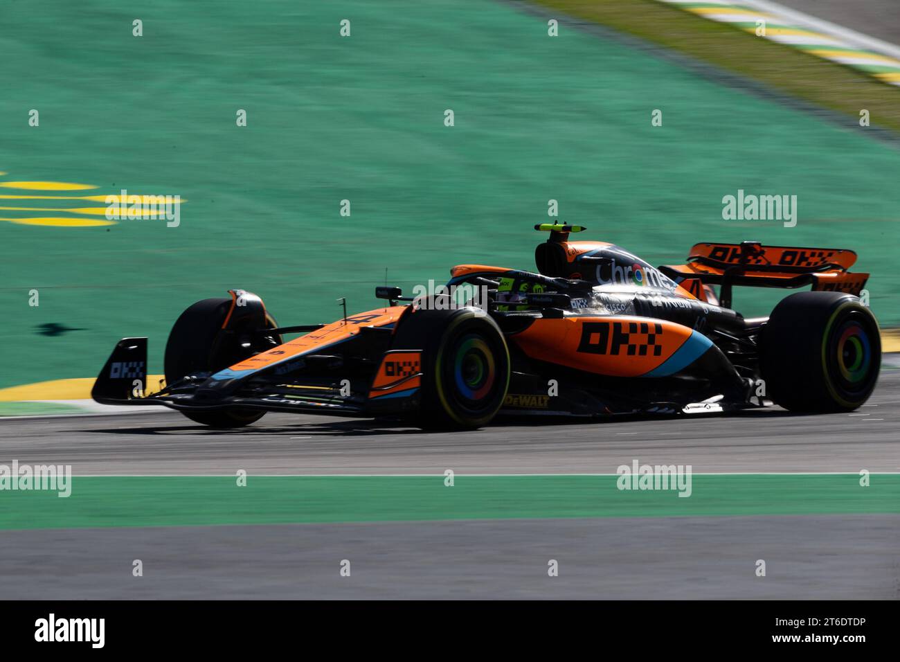 LANDO NORRIS de l'ÉQUIPE DE FORMULE 1 MCLAREN conduisant sur piste ...