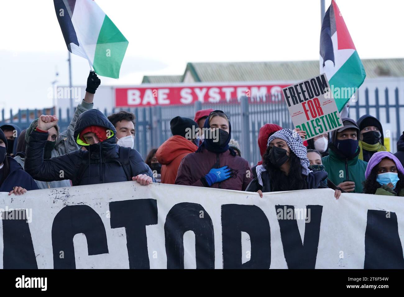 Syndicalistes et manifestants forment un blocus devant le fabricant d ...
