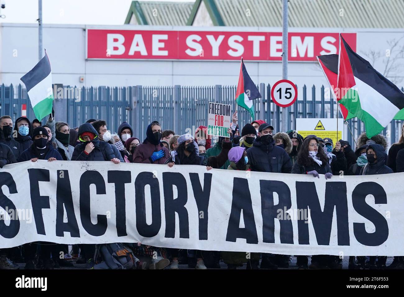 Syndicalistes et manifestants forment un blocus devant le fabricant d ...