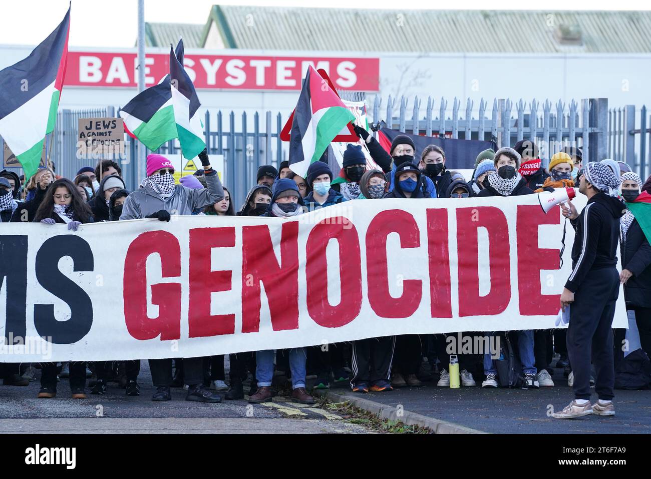 Syndicalistes et manifestants forment un blocus devant le fabricant d ...