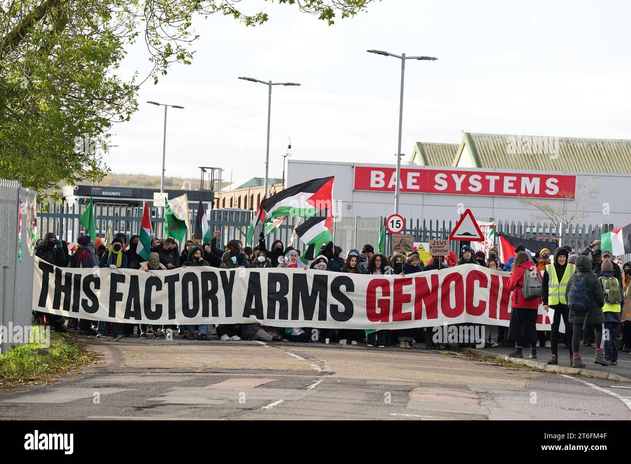 Syndicalistes et manifestants forment un blocus devant le fabricant d ...