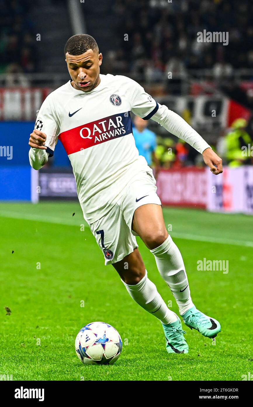 Kylian Mbappé du PSG Paris Saint-Germain FC contrôle le ballon lors du ...