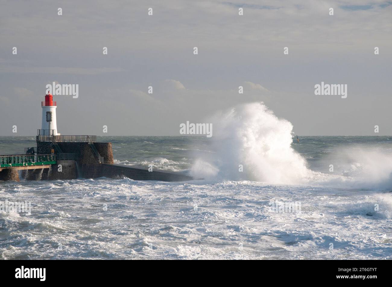 Le phare rouge et le brise-lames lors de la tempête Ciaran en octobre ...