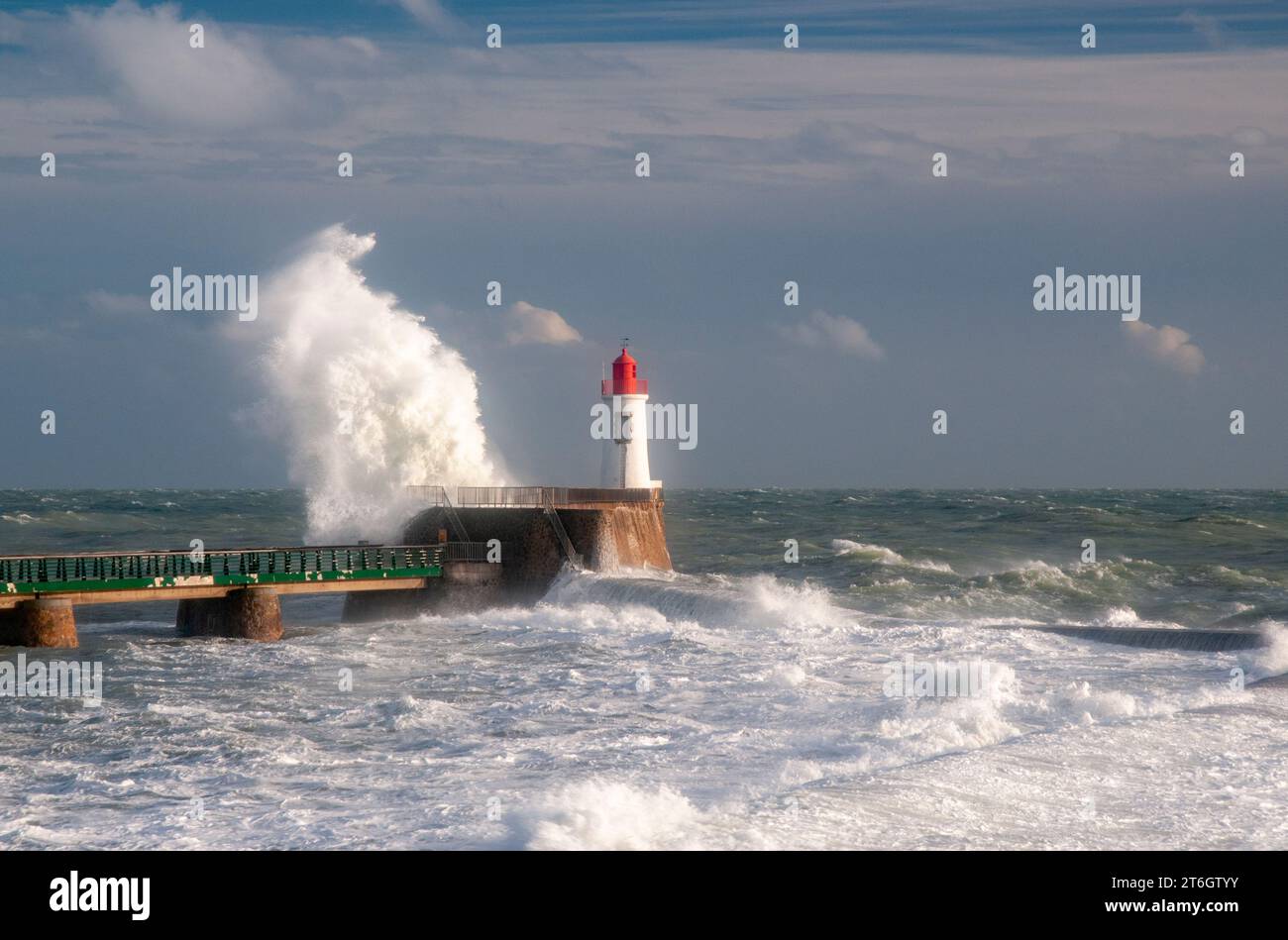 Le phare rouge et le brise-lames lors de la tempête Ciaran en octobre ...