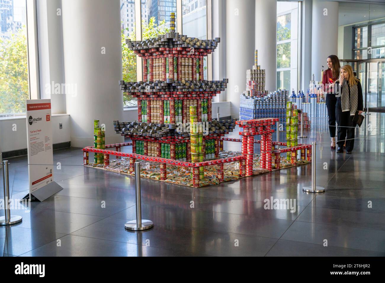 Les visiteurs découvrent le temple CAN Sen-ji de Simpson Gumhertz et ...