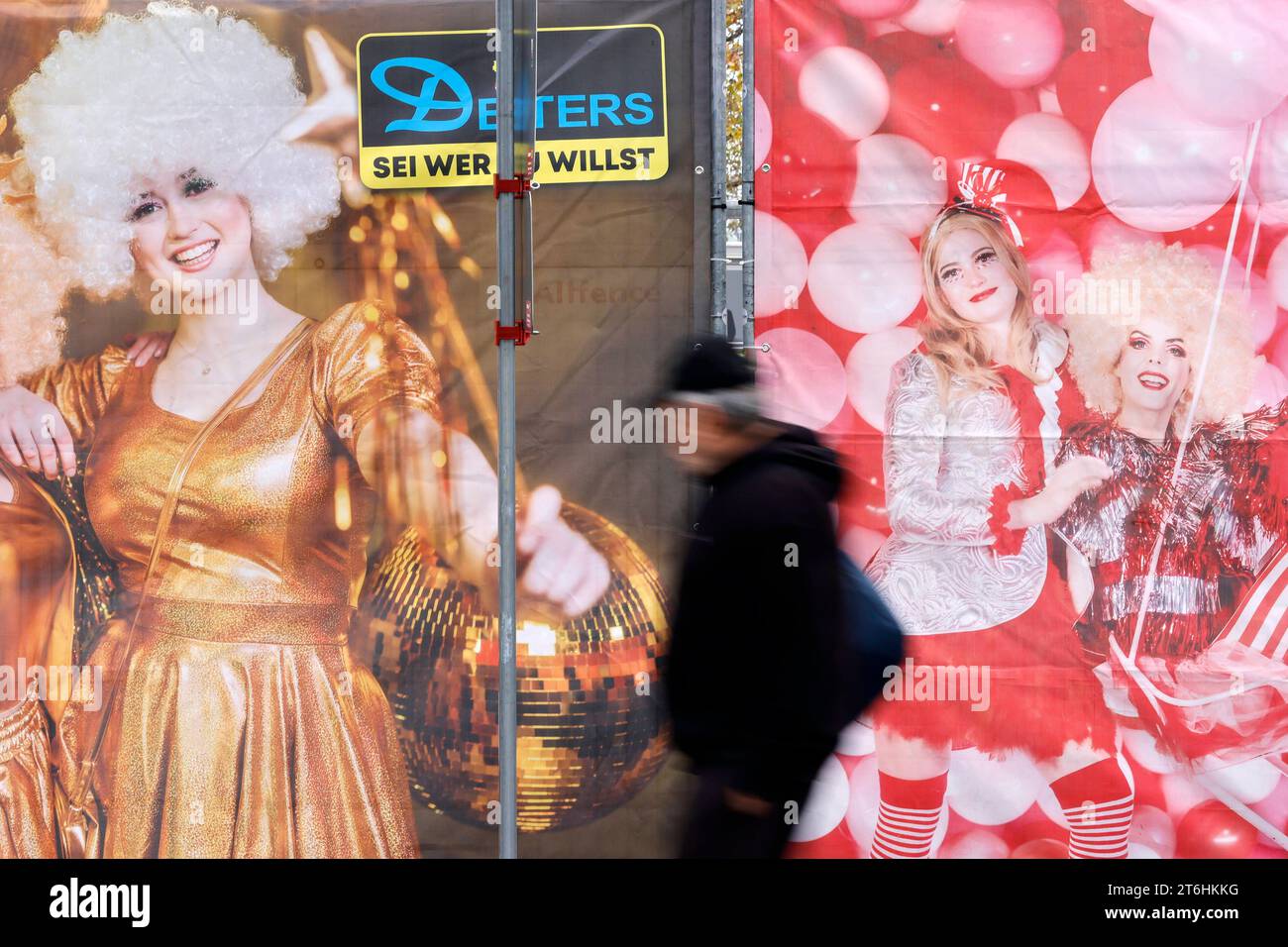 Aufbauarbeiten für den Karnevalsauftakt in Köln : Ein Zaun mit Werbung ...