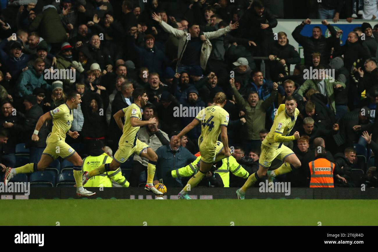 Liam Lindsay de Preston North End (à droite) célèbre avoir marqué le ...