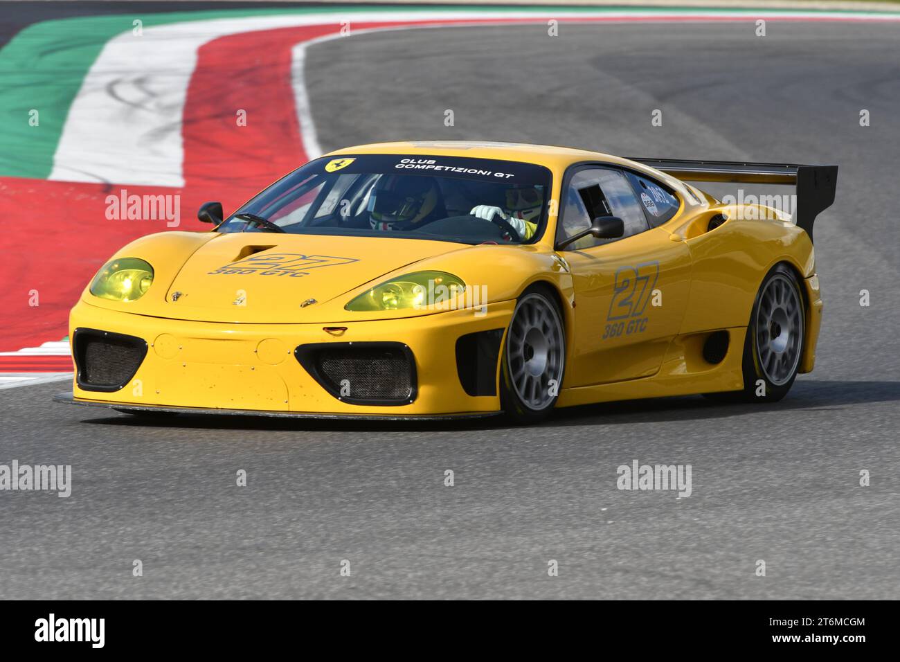 Scarperia - Italie, 28 octobre 2023 : Ferrari 360 Modena GTC en action sur le circuit du Mugello ...
