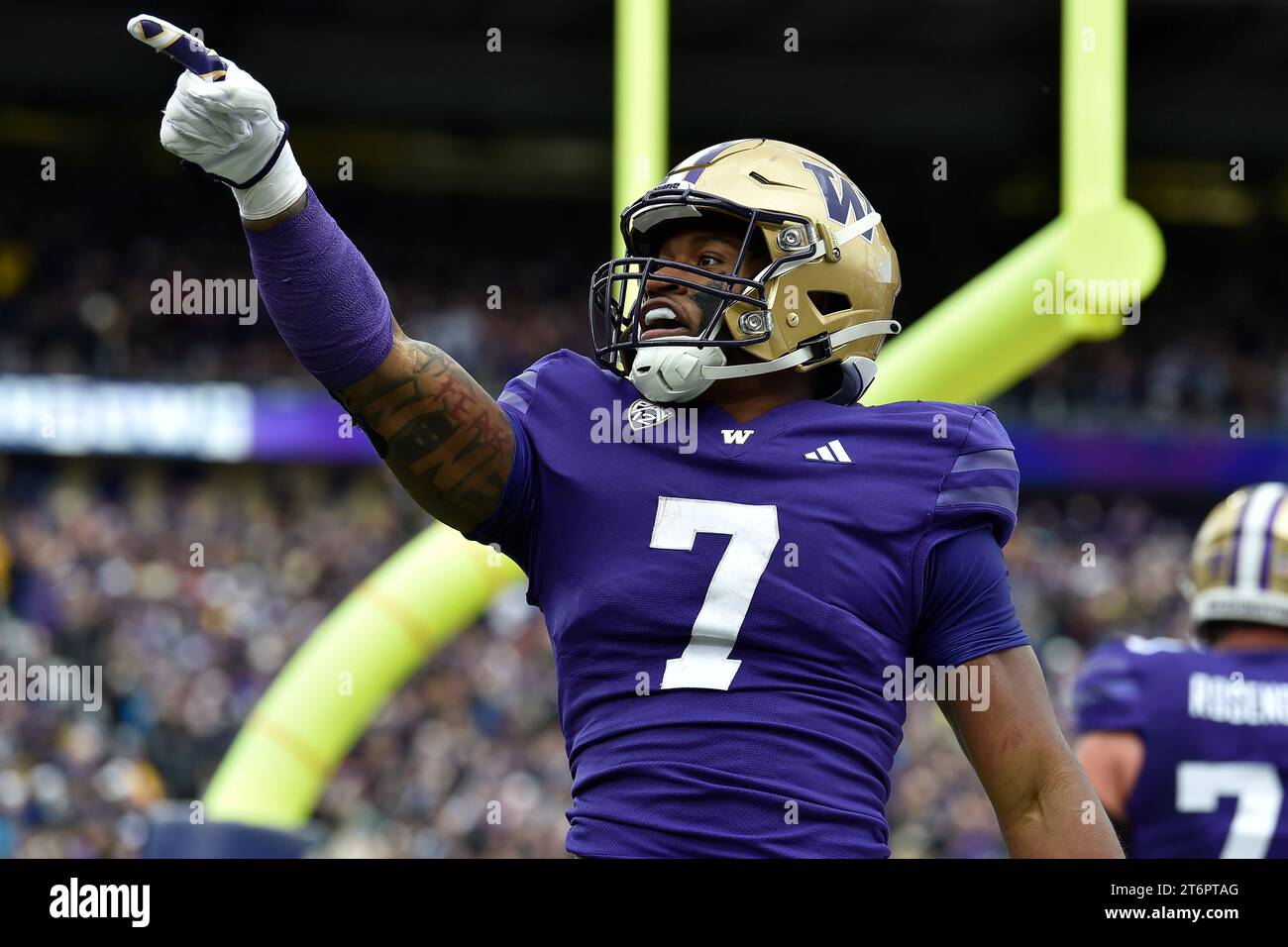 11 novembre 2023 : Dillon Johnson (7), le coureur arrière des Huskies ...